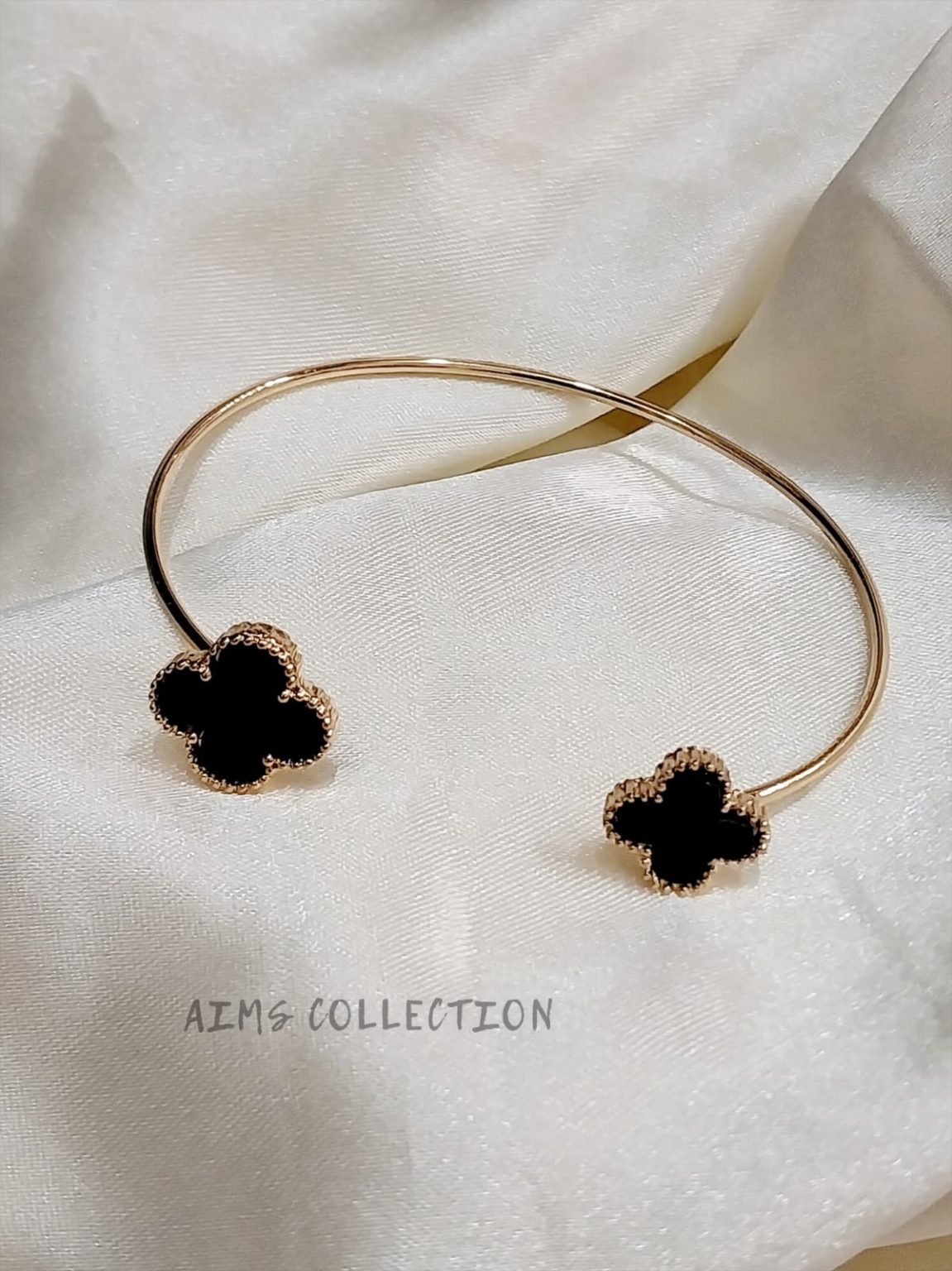 CLOVER HAND CUFF – Aims Collection BY AIMAN